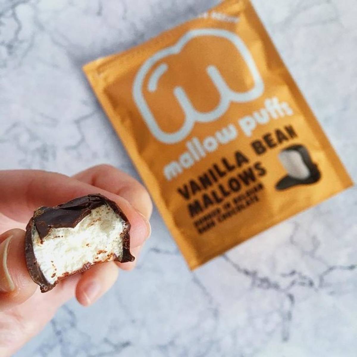 Barú Mallow Puffs Vanilla Bean & Dark Chocolate 100 g - Crema